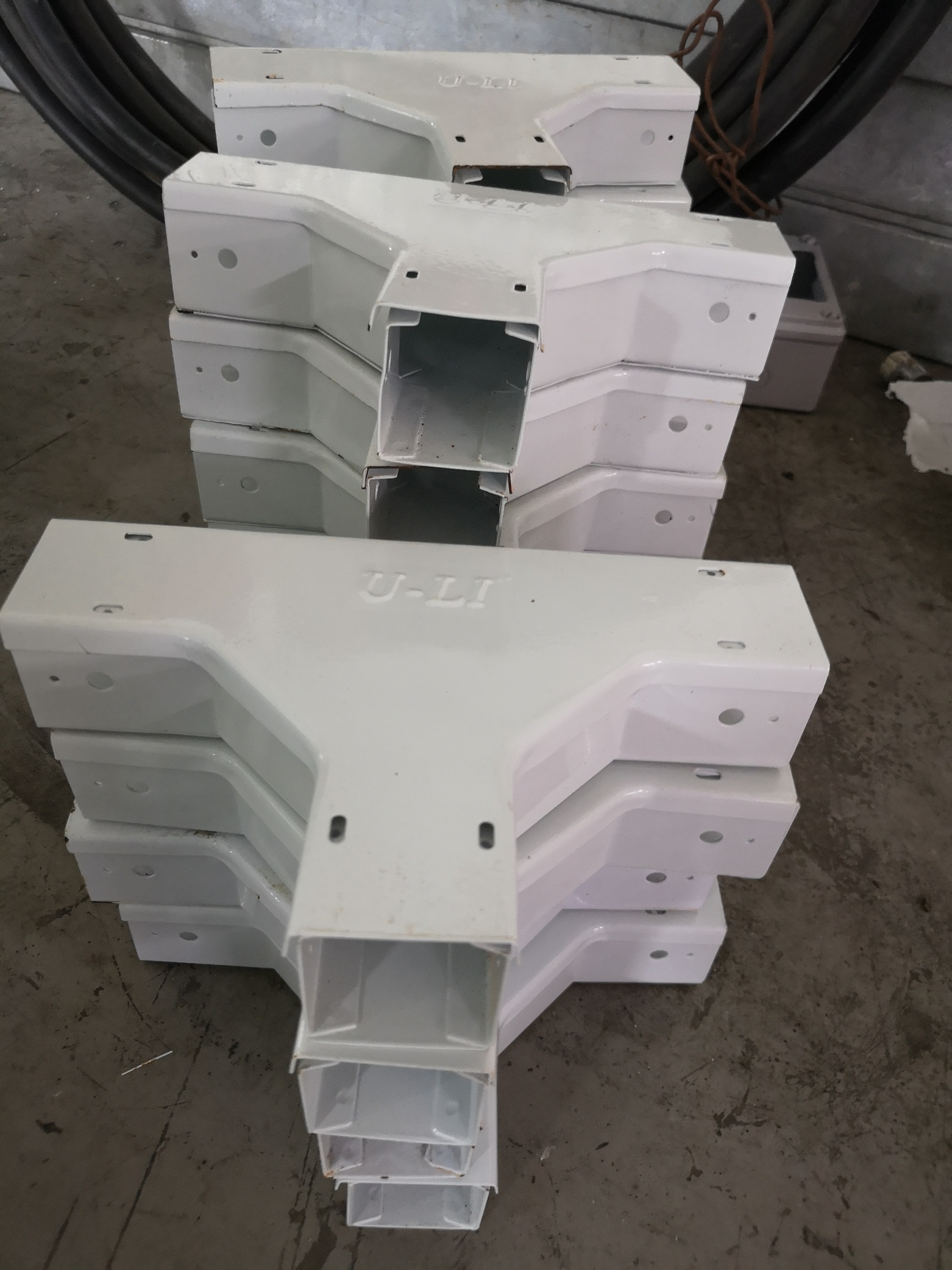 Uli Trunking Tee (50x50)MM G18 white C/W Joint