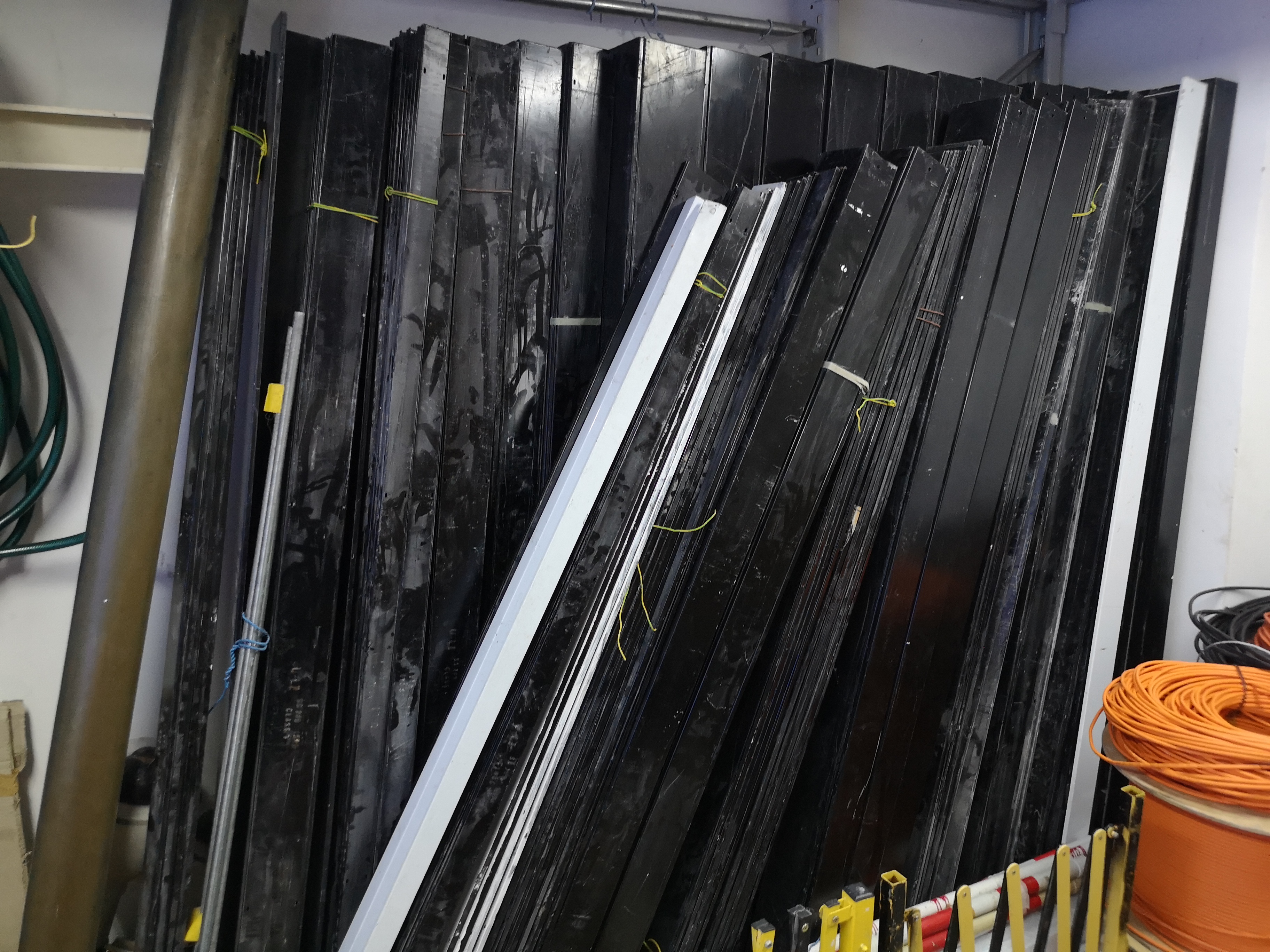 U-Li Steel Trunking Black 150*100 ( class 1 )